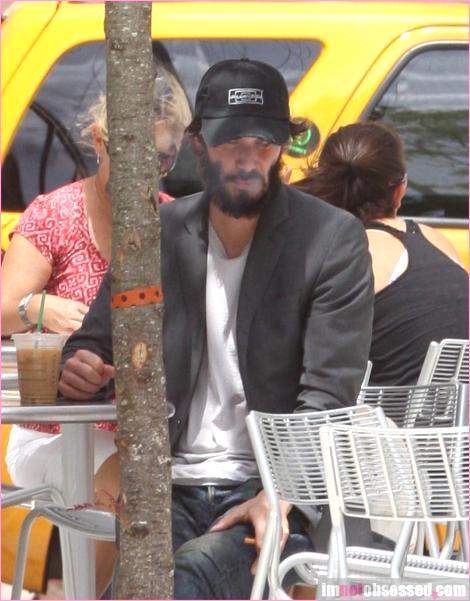 KEANEWS: July 22 2010 Keanu Reeves looks more homeless hobo than ...